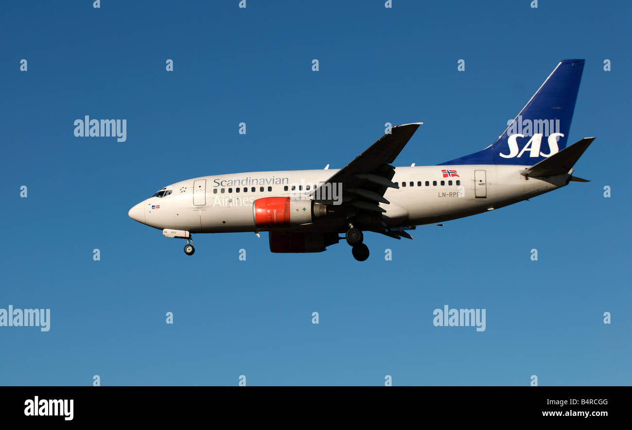 Sas 737 in flight hi-res stock photography and images - Alamy