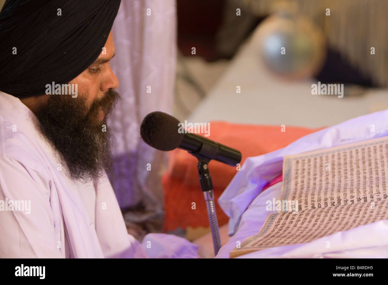 Sikh cleric performing a wedding ceremony at the temple Stock Photo - Alamy