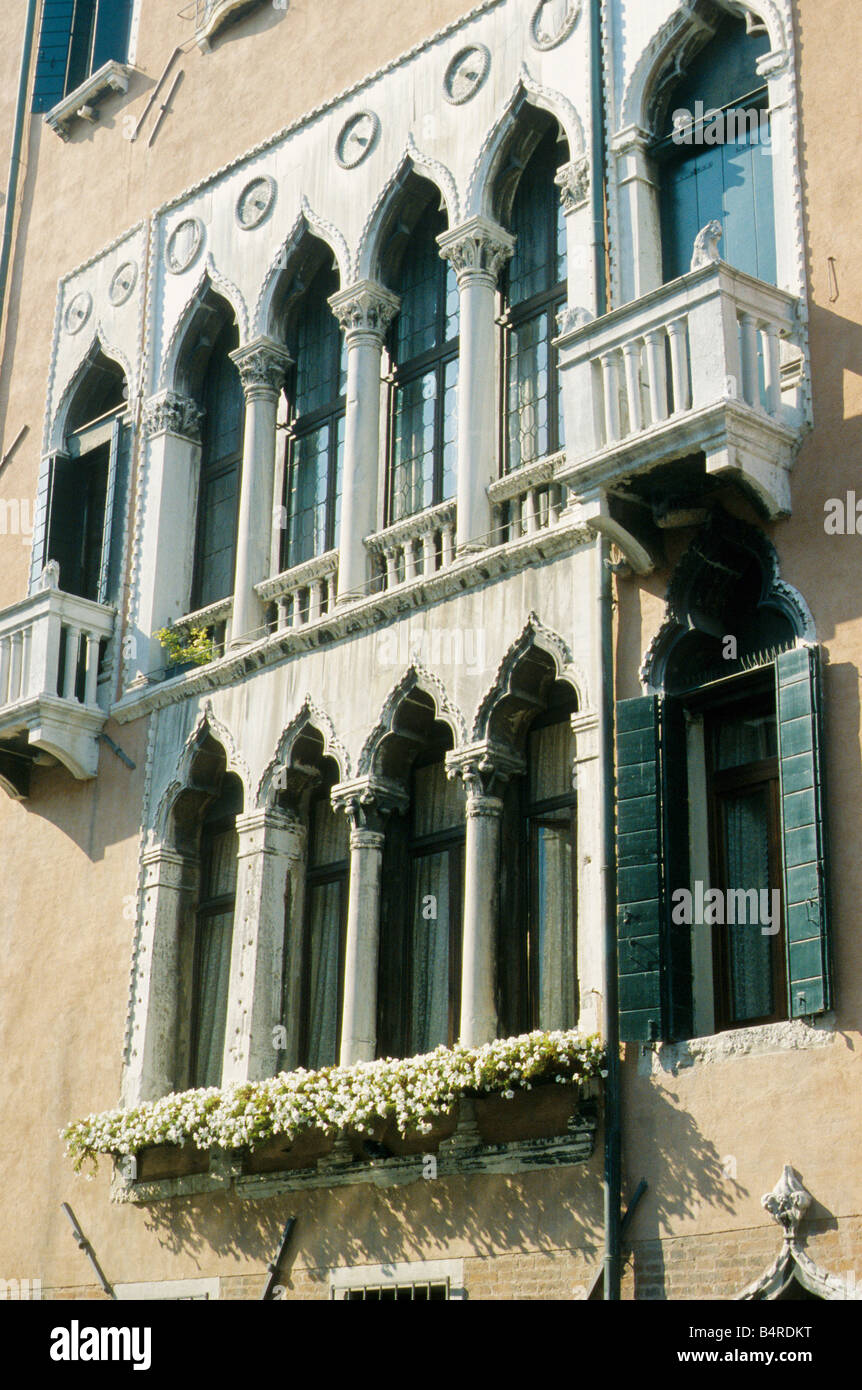 Venice, Gothic window incorporating two balconies on house beside Ponte ...