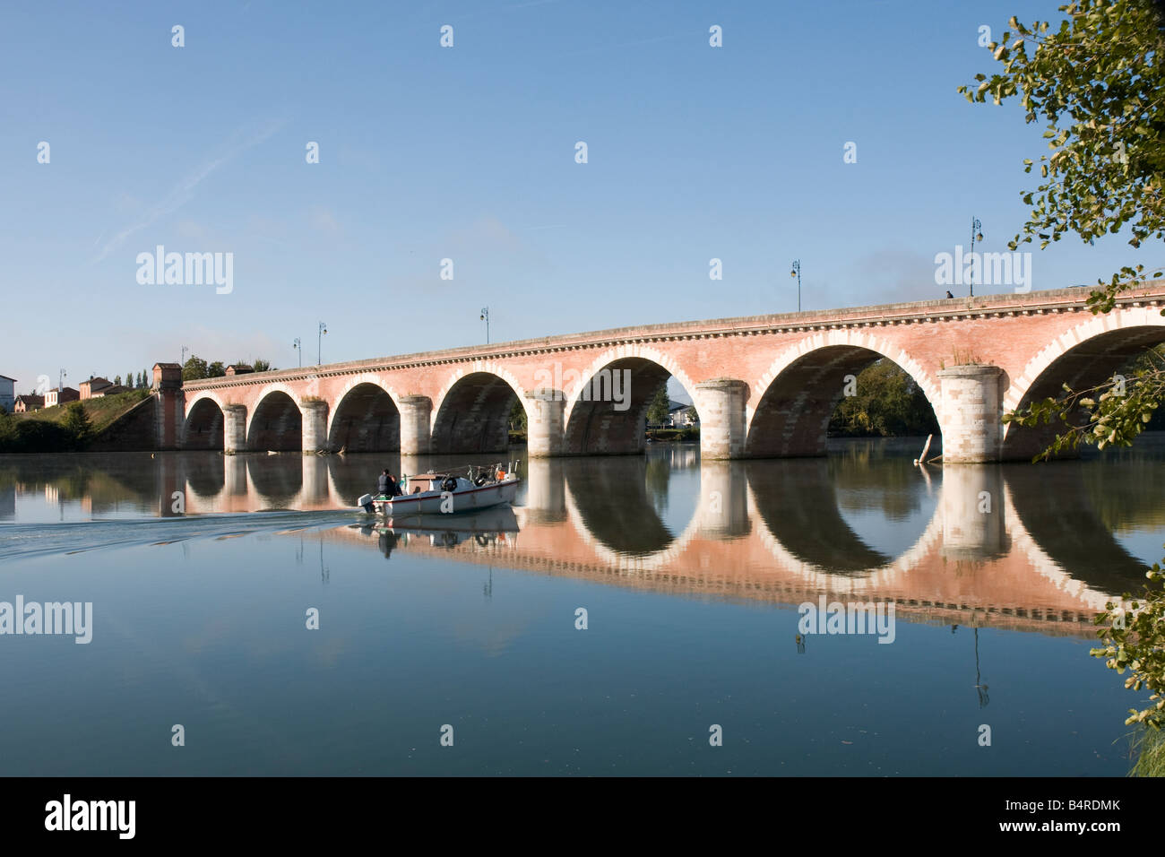 France. Boat going under bridge on the Tarn River at Moissac Stock ...