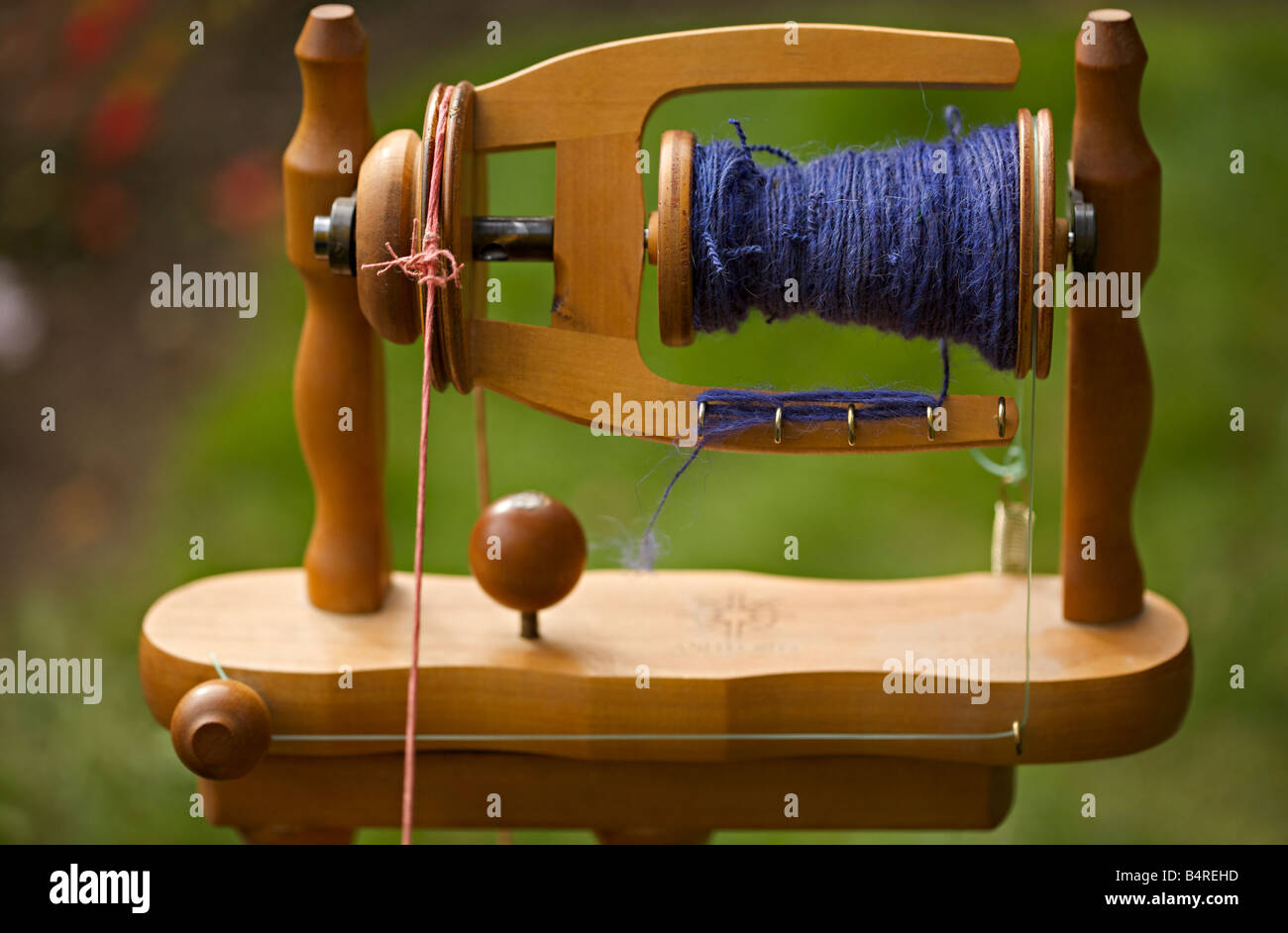 Spinnning wheel and "Alpaca fiber" close-up Stock Photo - Alamy