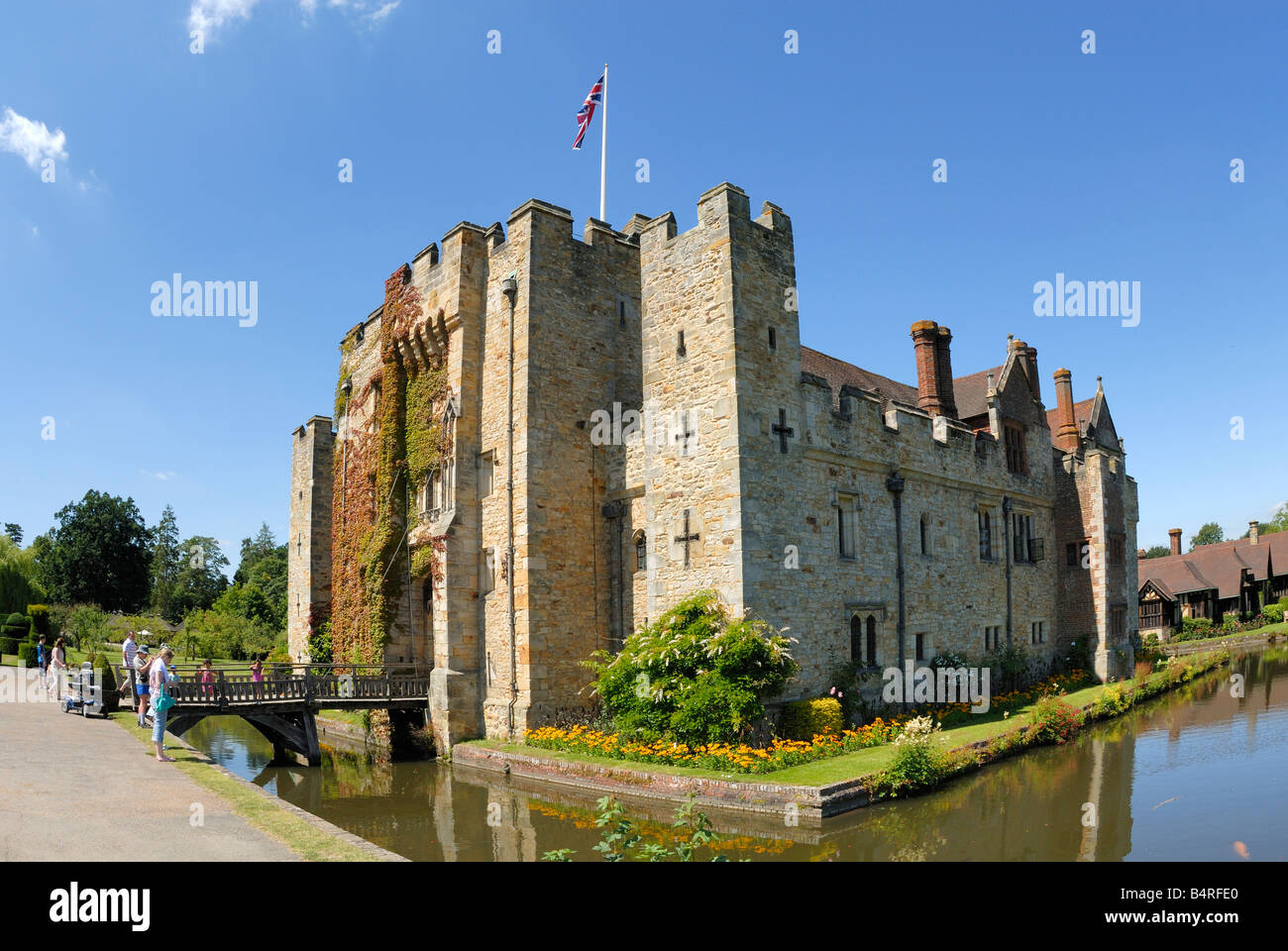 Castle with moat hi-res stock photography and images - Alamy