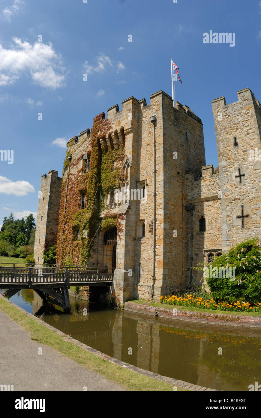 Castle moat drawbridge hi-res stock photography and images - Alamy