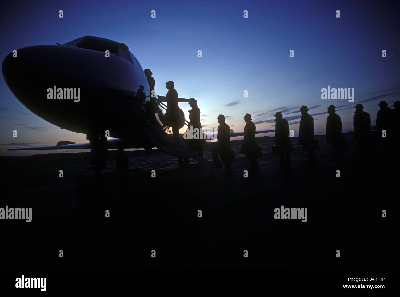 Airplanes in line hi-res stock photography and images - Alamy