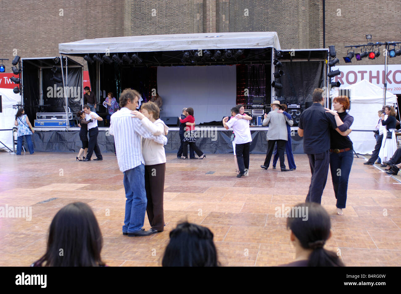 Dancers outside the Tate Modern in London dancing the Tango at the ...
