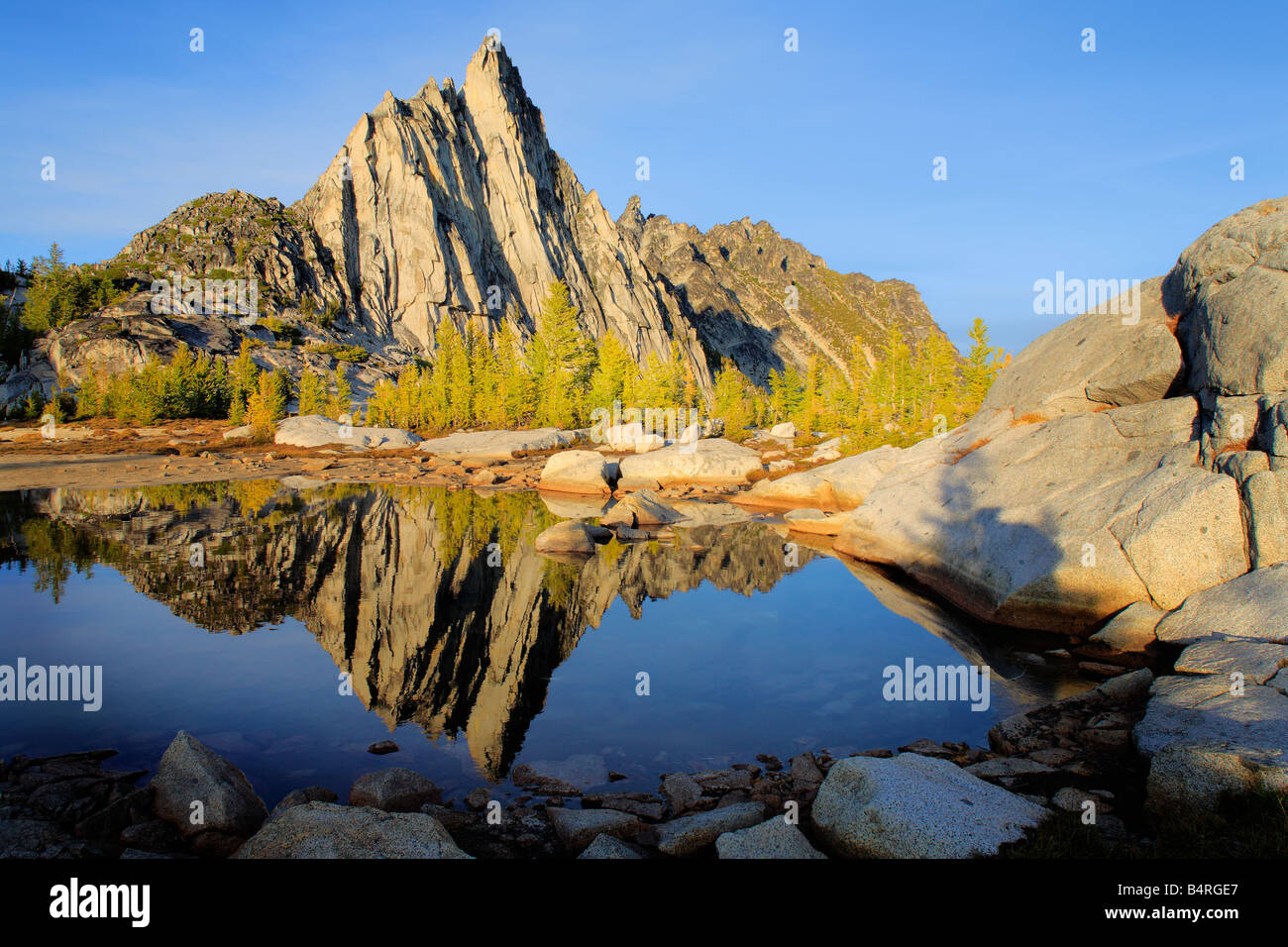 Gnome Tarn and Prusik Peak in the Enchantment Lakes area of Alpine ...