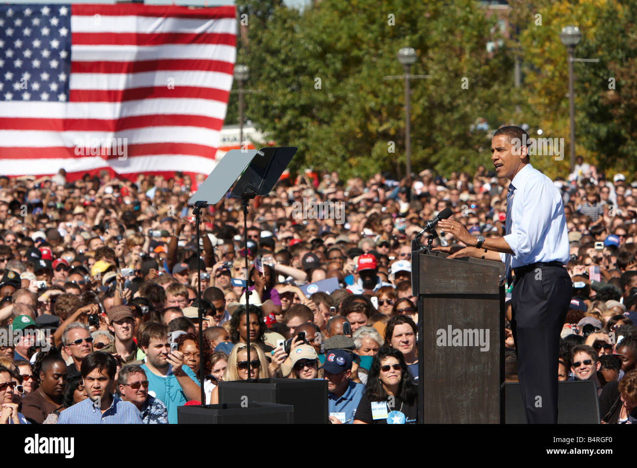 Barack obama and american flag hi-res stock photography and images - Alamy
