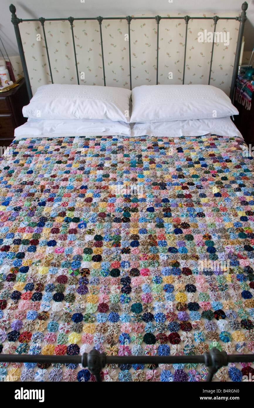 Handmade Yoyo yo yo Quilt on bed Stock Photo - Alamy