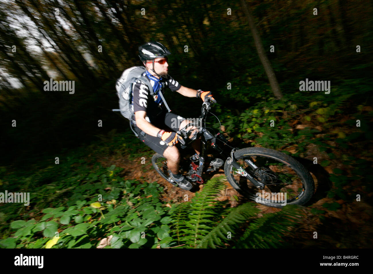 Bici sentiero montagna hi-res stock photography and images - Alamy