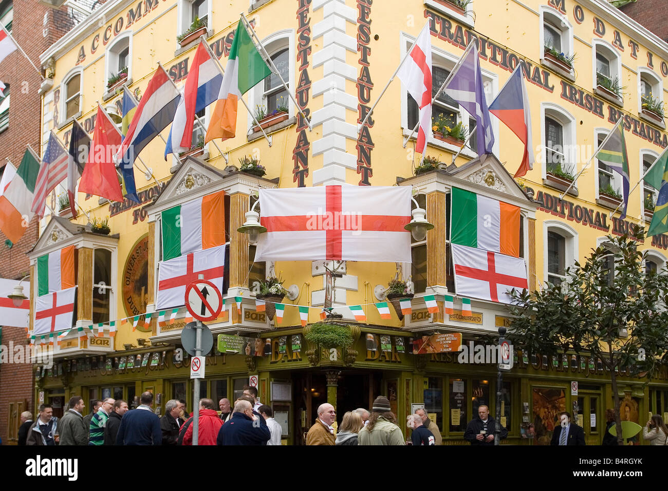 English and irish rugby fan hi-res stock photography and images - Alamy