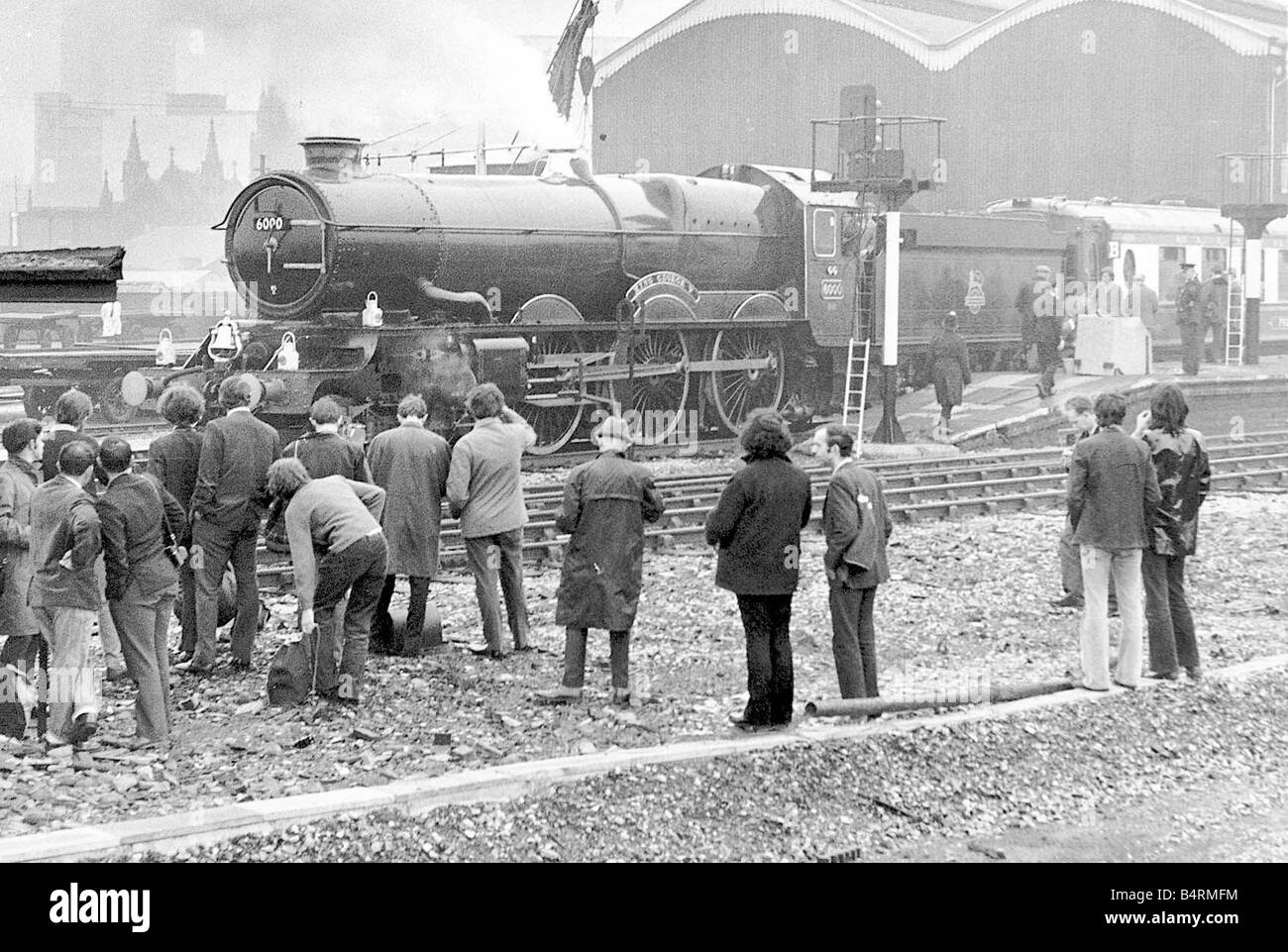 King George V steam engine leaving Moor Street Railway Station ...