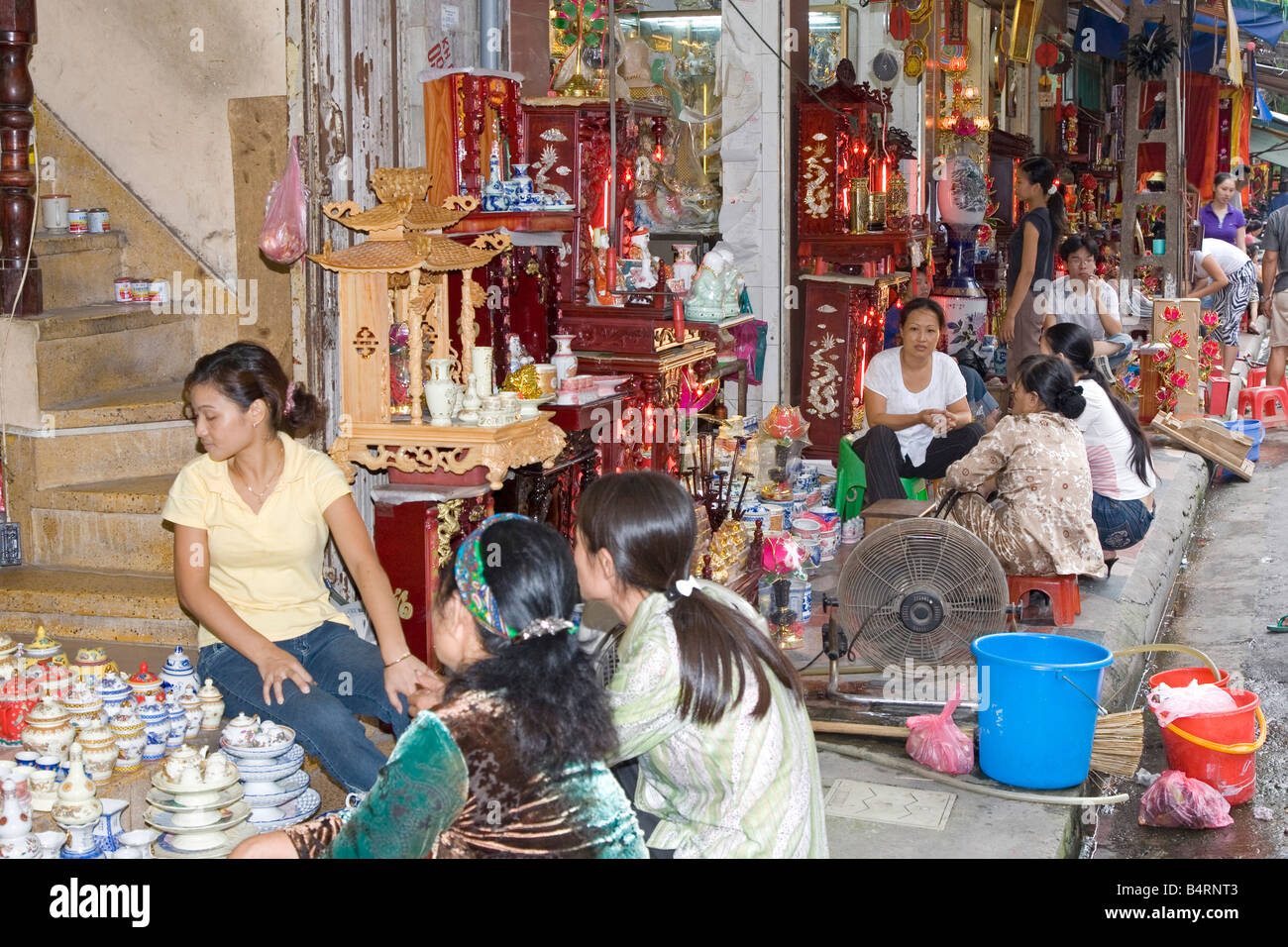 Shop display household goods hi-res stock photography and images - Alamy
