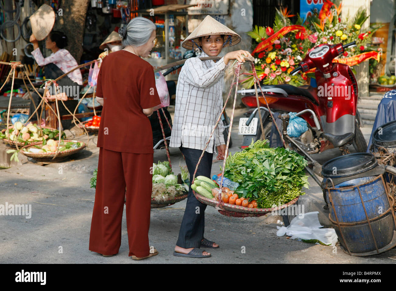 Street vendor and customer, Hanoi, Vietnam Stock Photo - Alamy