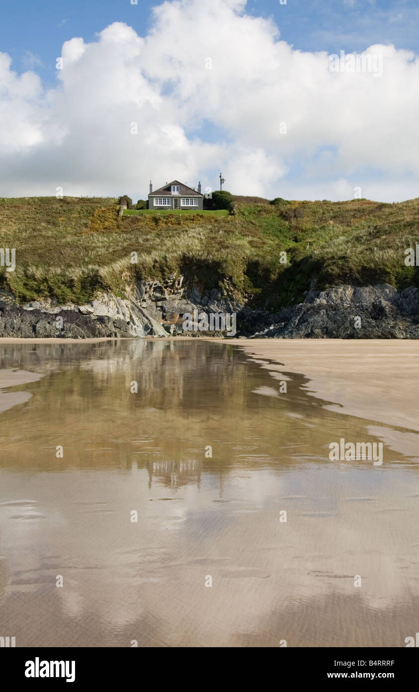 House isolated cliff hi-res stock photography and images - Alamy