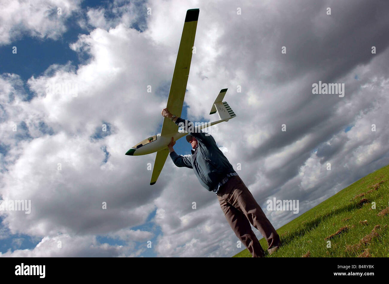 Dave Parsons prepares to launch his Pik 20 radio controlled glider ...
