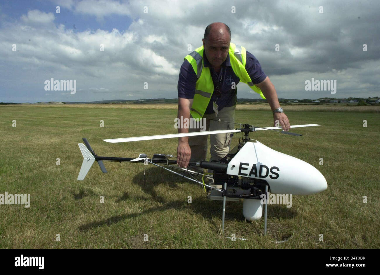 Bruce Robb of the French company Eads with the small unmanned air ...