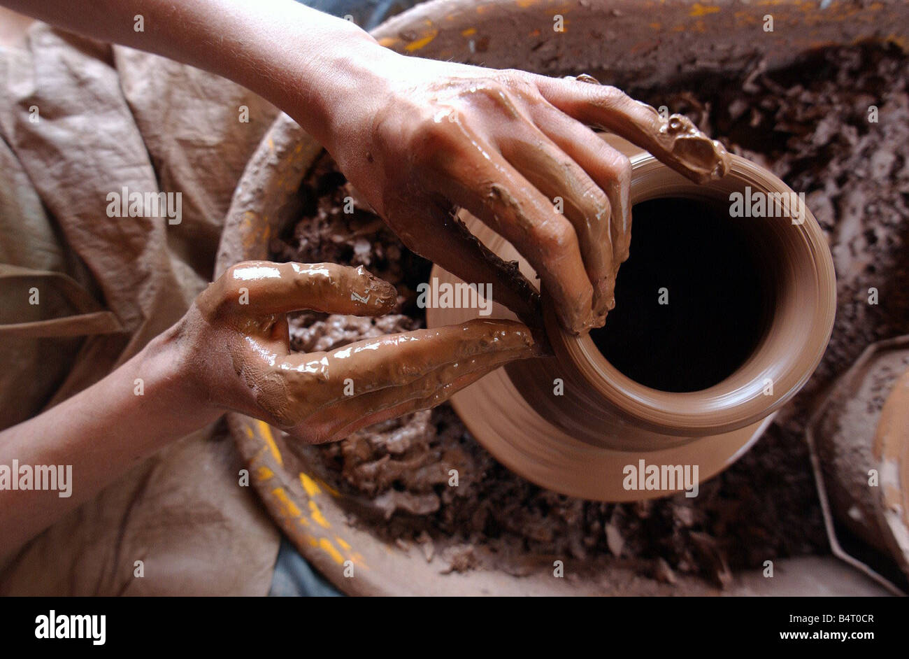 Potter Caitlin Jenkins at work in Ewenny Pottery 22nd June 2004 Stock ...