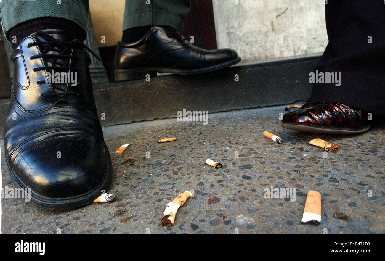 Workers smoking hi-res stock photography and images - Alamy