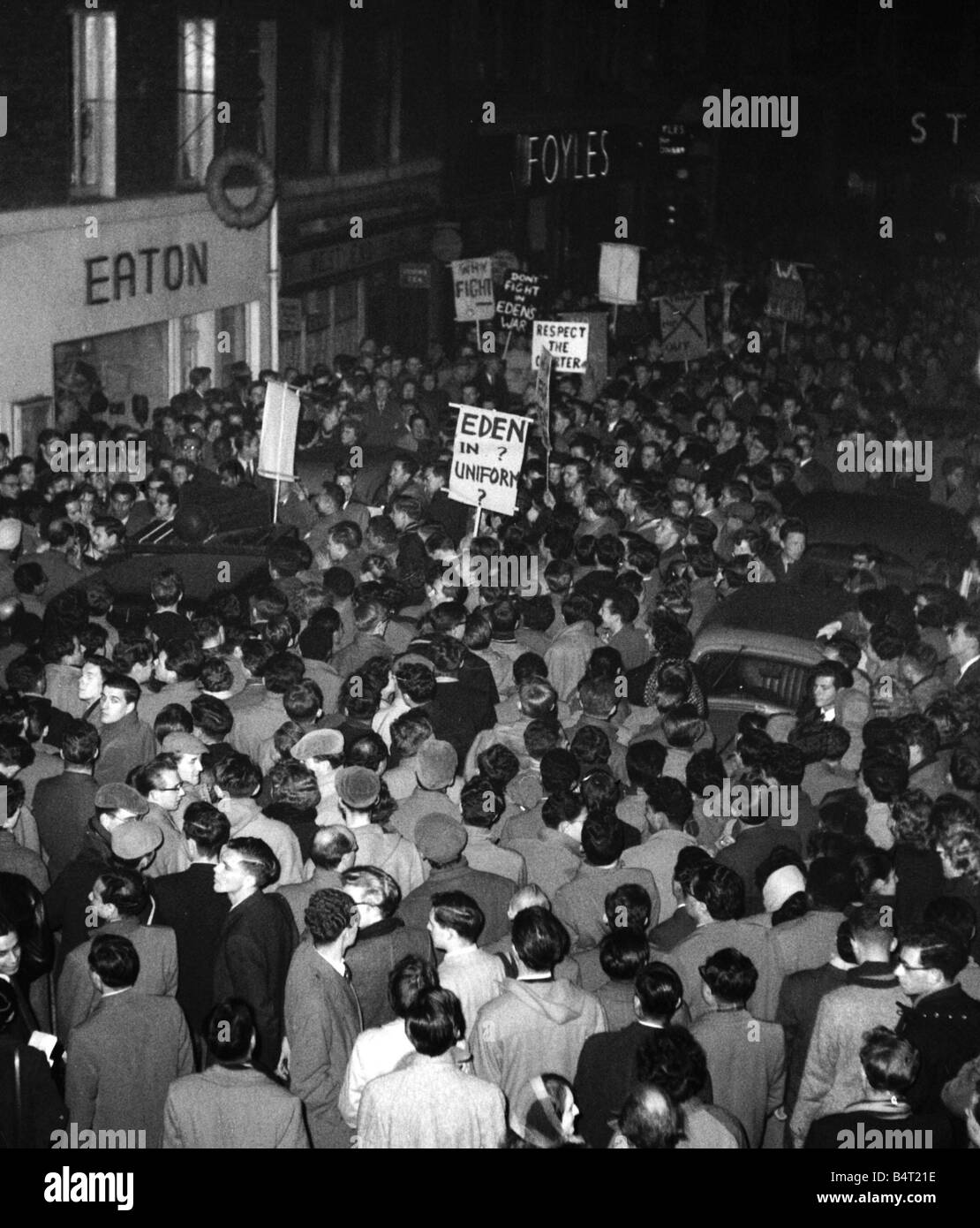 Demonstration suez crisis crowds protest demonstrators 1950s hi-res ...
