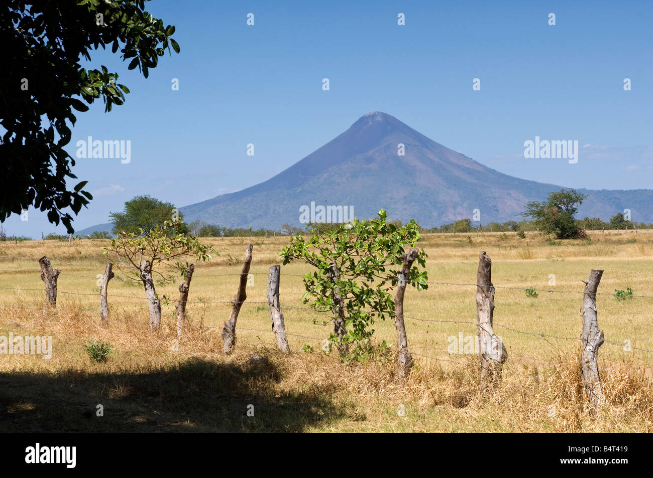 Momotombo Volcano, Nr. Leon, Nicaragua Stock Photo - Alamy