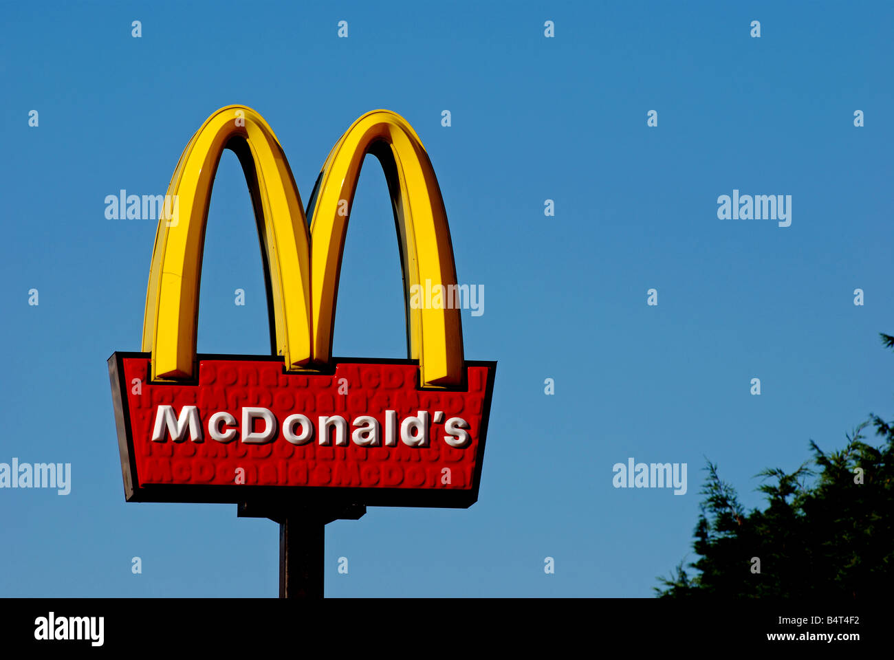 Mcdonalds sign uk hi-res stock photography and images - Alamy