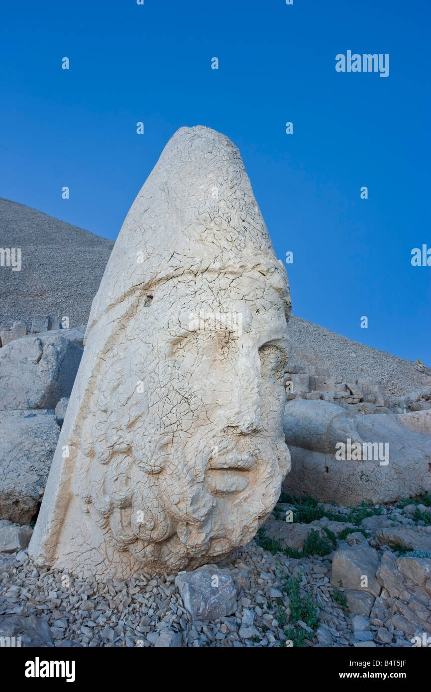 Ancient carved stone heads of the gods, head of Zeus, Nemrut Dagi ...