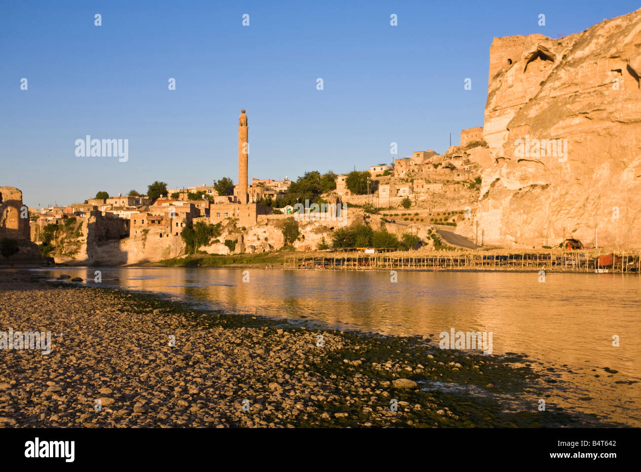 Turkey, Eastern Turkey, Hasankeyf, El Rizk Cami & Tigris river Stock ...