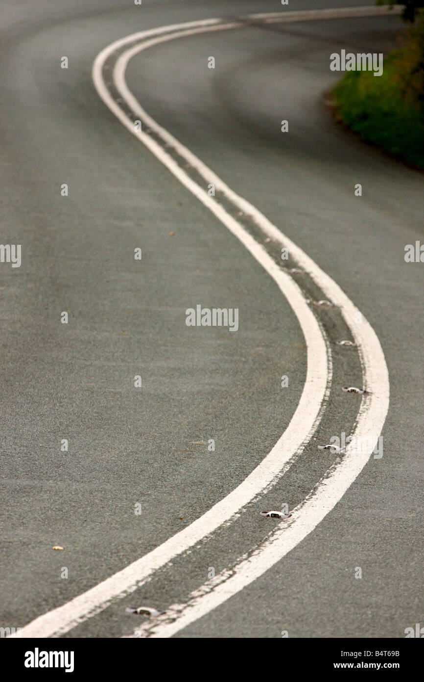 Double lines on a curving road Stock Photo - Alamy