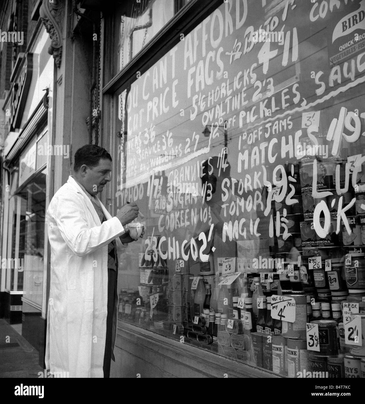 Corner shop 1950s hi-res stock photography and images - Alamy