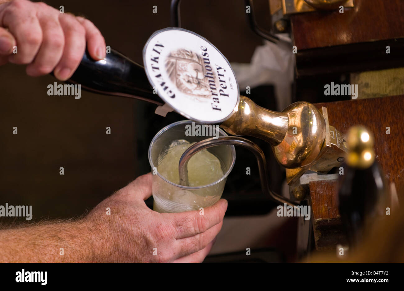 Pulling pint uk hi-res stock photography and images - Alamy