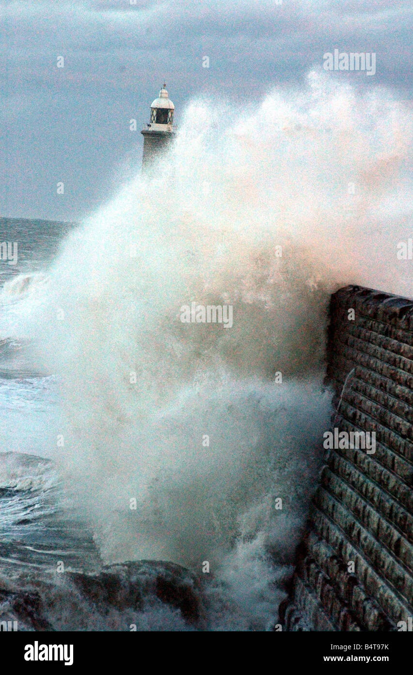 Waves tynemouth pier hi-res stock photography and images - Alamy