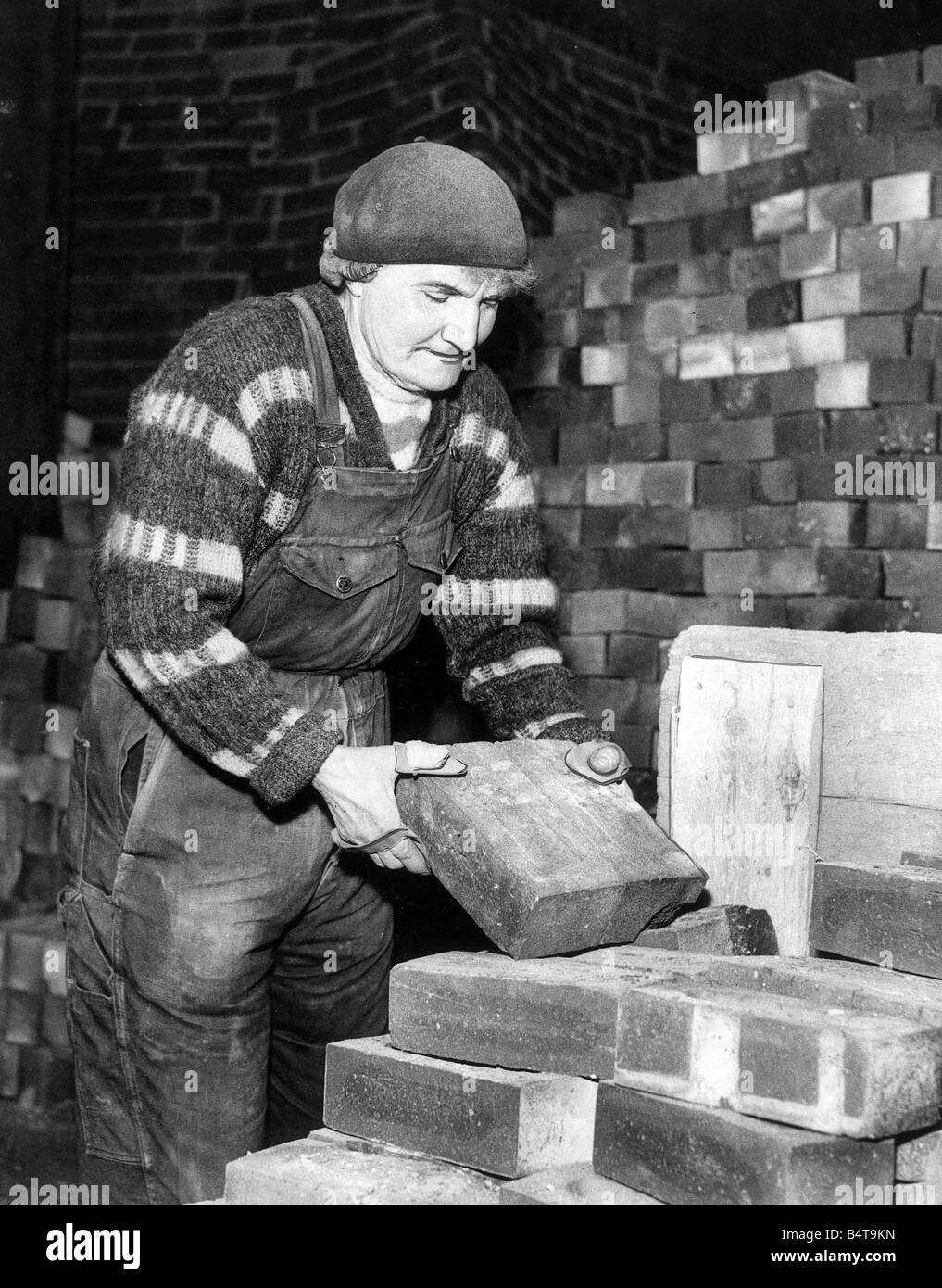 Lorry loaded with bricks hi-res stock photography and images - Alamy