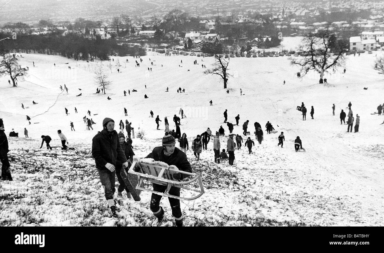 Children and adults playing in the snow on the Lickey Hills in ...
