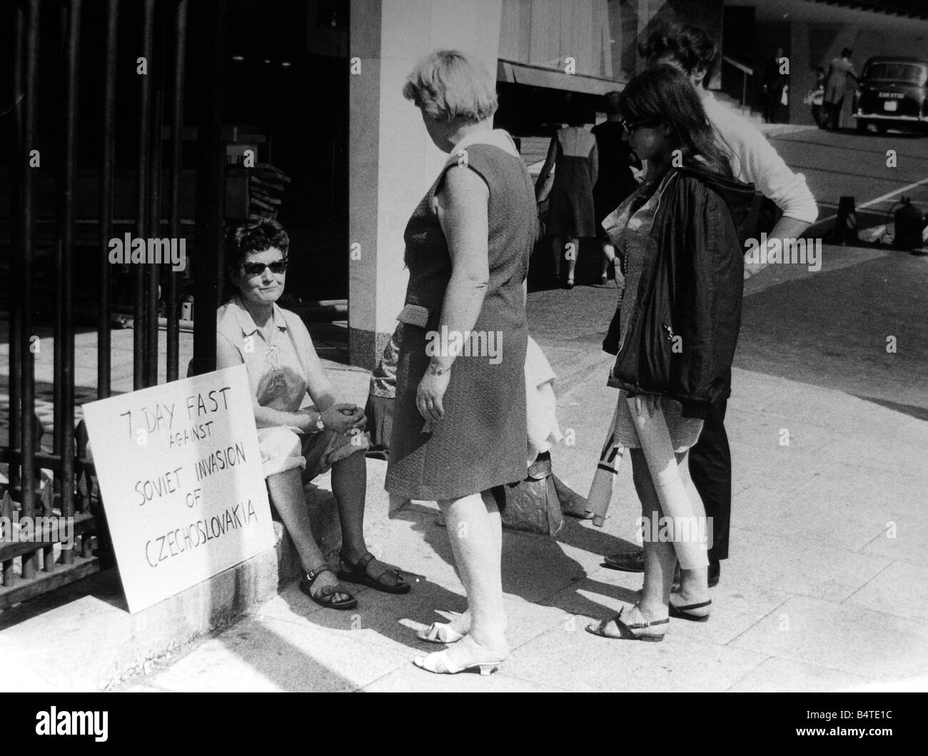 Pacifist campaigner Pat Arrowsmith asitting on the kerb outside the ...