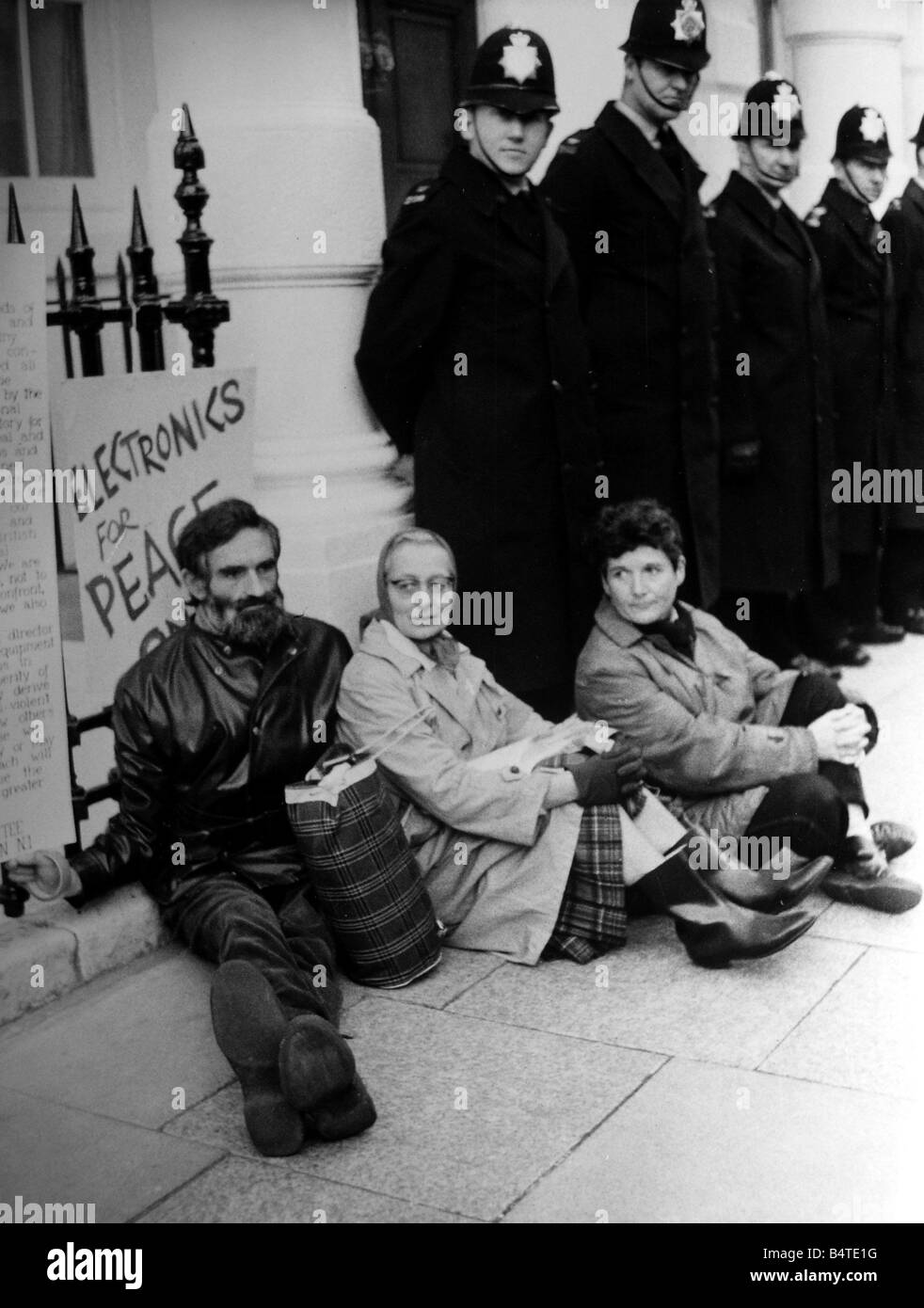 Pacifist campaigner Pat Arrowsmith right with other protestors of ...