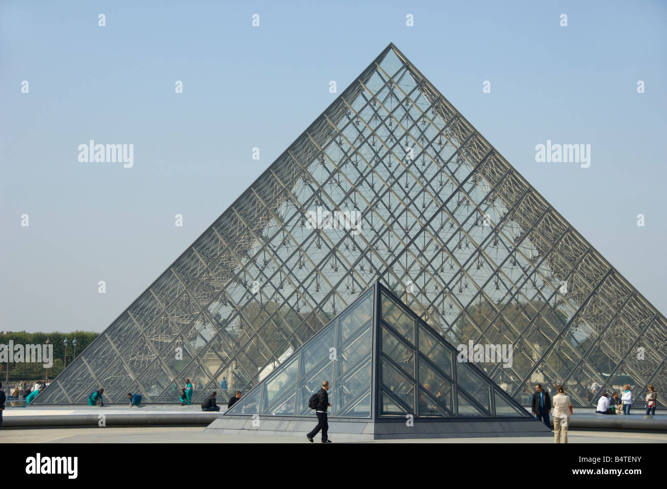 Musée du Louvre glass pyramid Paris Stock Photo - Alamy