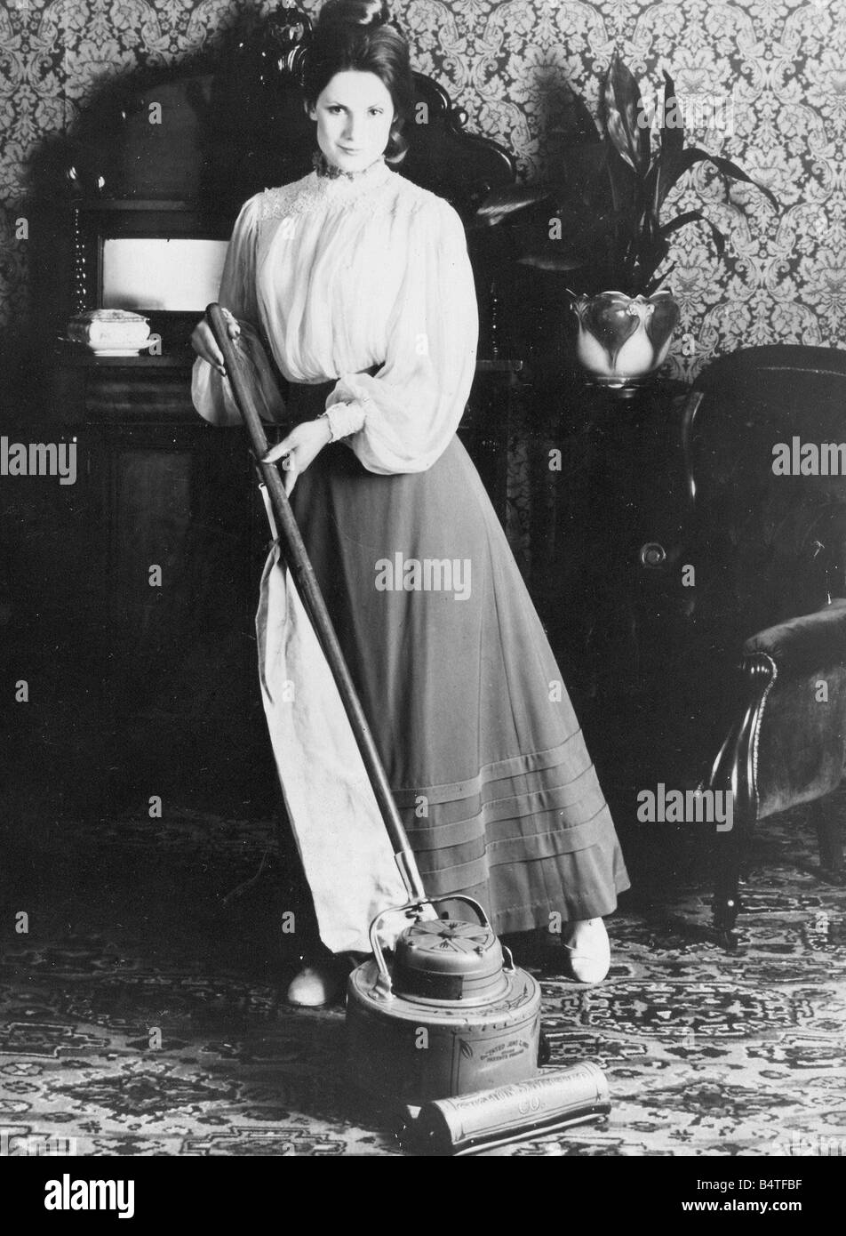 1920s housewife hi-res stock photography and images - Alamy