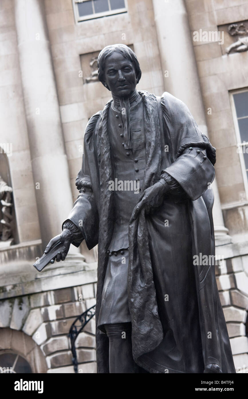 Thomas Guy's statue in the hospital courtyard of Guys Hospital London ...