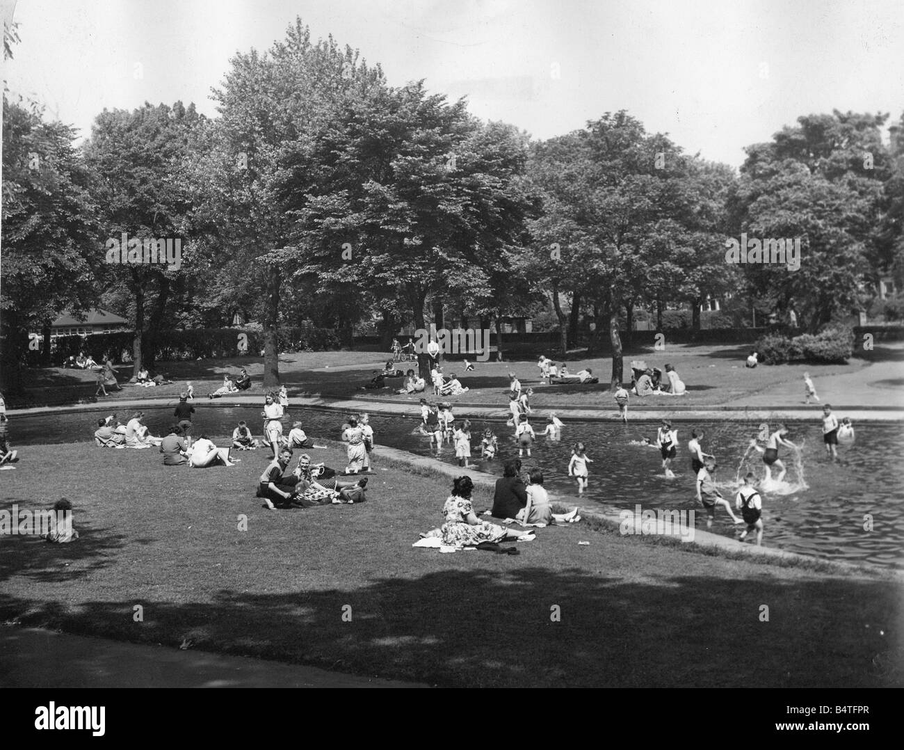 Paddling pool 1950s hi-res stock photography and images - Alamy