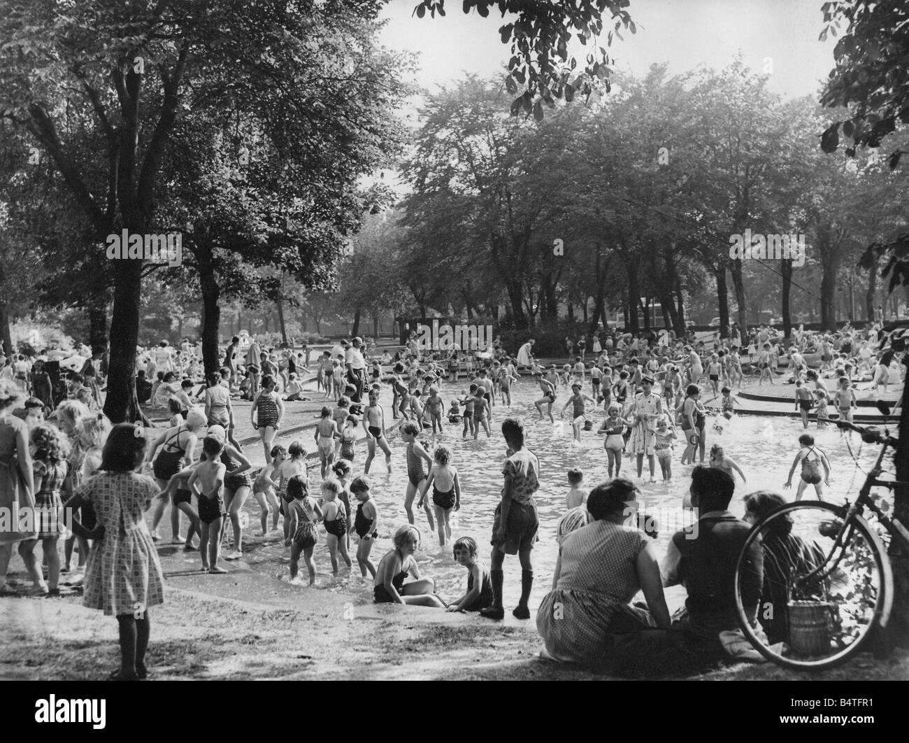 Paddling pool 1950s hi-res stock photography and images - Alamy
