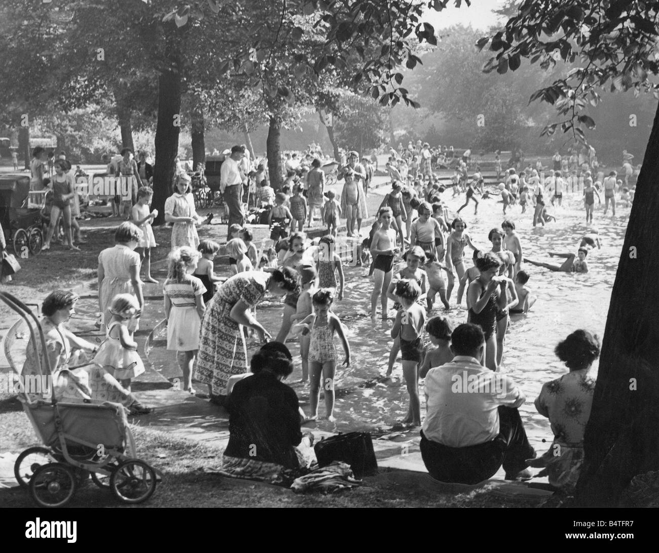 Paddling pool 1950s hi-res stock photography and images - Alamy