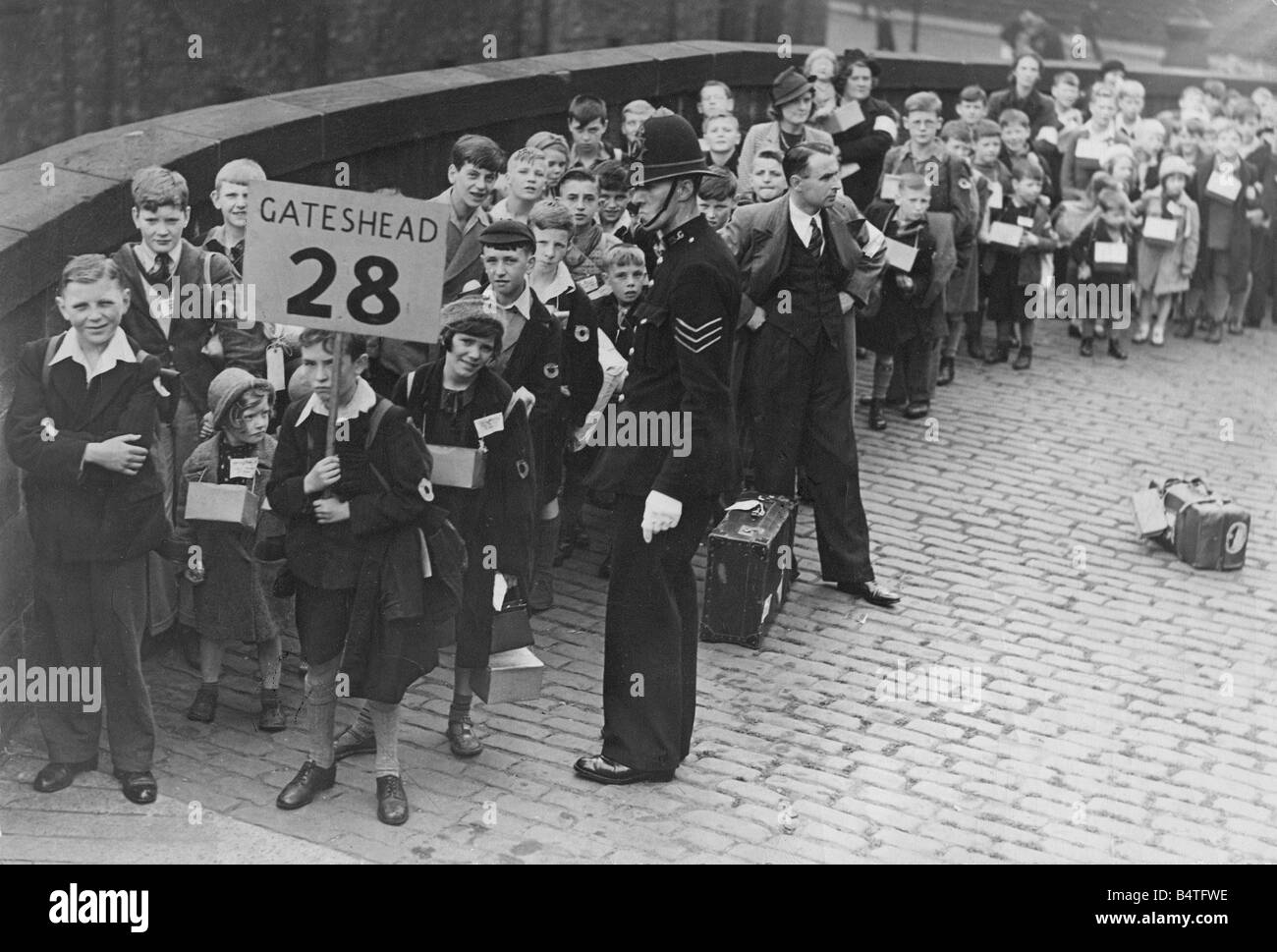 World war two children evacuees hi-res stock photography and images - Alamy