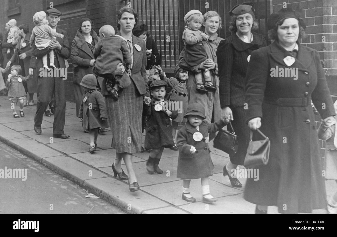 World war two children evacuees hi-res stock photography and images - Alamy