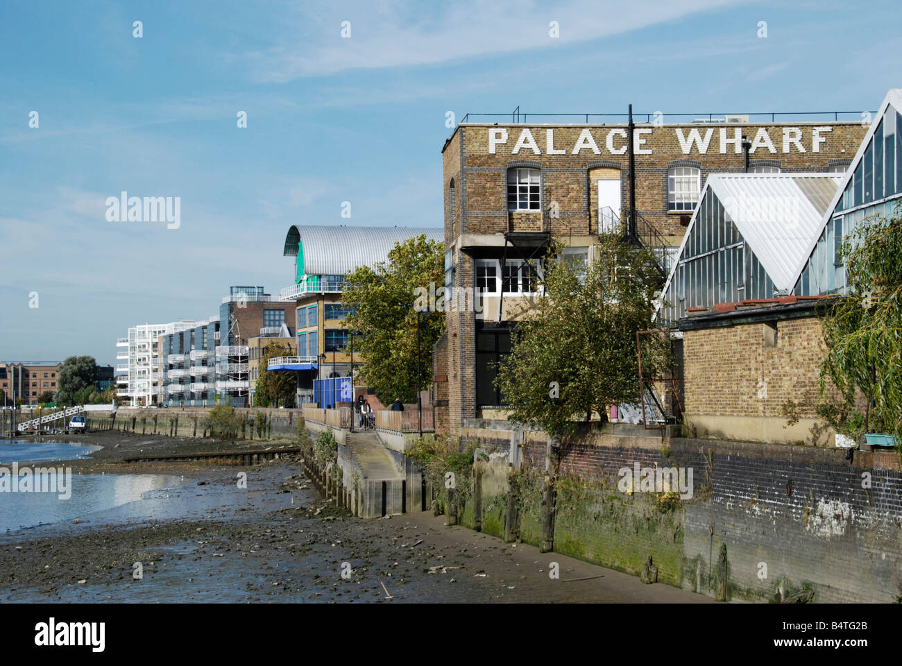 Palace Wharf and Thames Wharf developments next to the river Thames ...