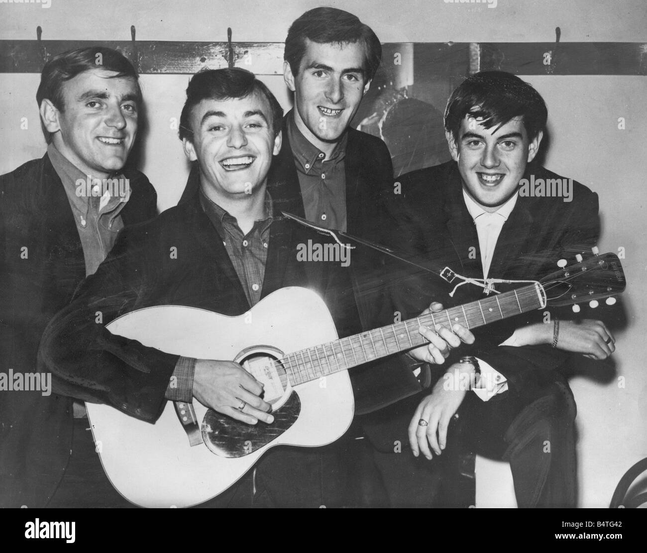Pop group Gerry playing the guitar and the Pacemakers The others are ...