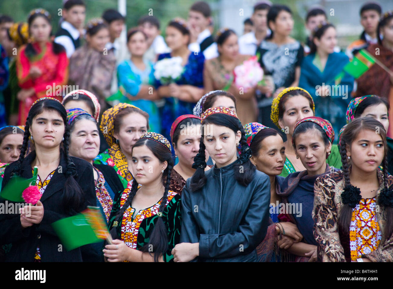 Crowd watching dancers hi-res stock photography and images - Alamy