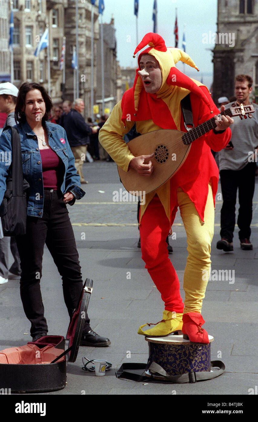 Vicky Davidson Sunday Mail reporter August 1999 looking at busker ...