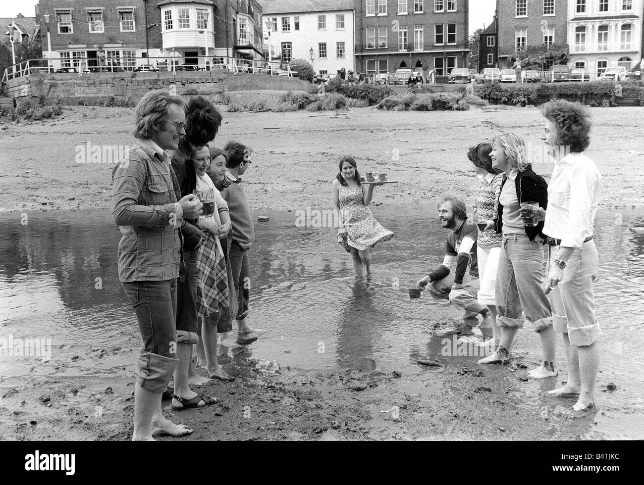 British Drought May 1976 The low tide at the River Thames are reaching ...