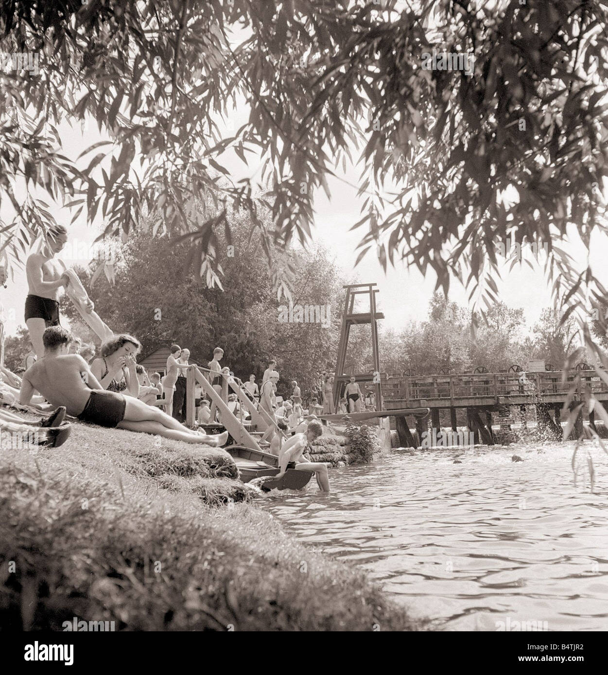 Holidaymaker═s in the Henley on Thames Swimming pool Women Men ...