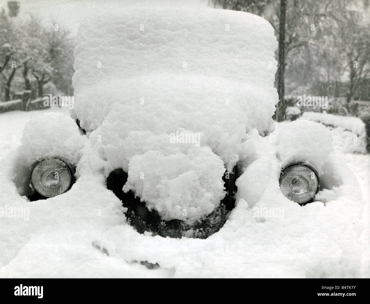 A car covered in snow after a heavy snowfall in Kent December 1962 ...